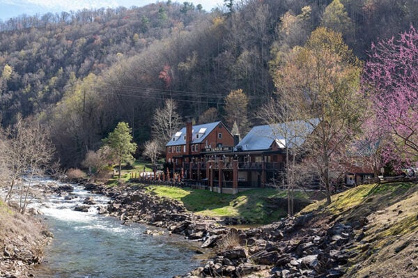Historic Tapoco Lodge NC Mountain Retreat + 7 Things to Love