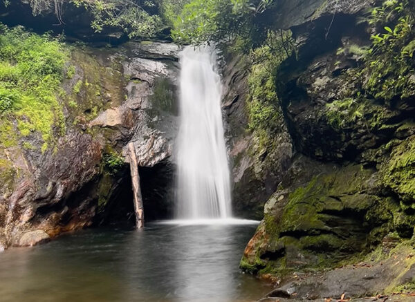 How to Reach Courthouse Falls in Transylvania County NC